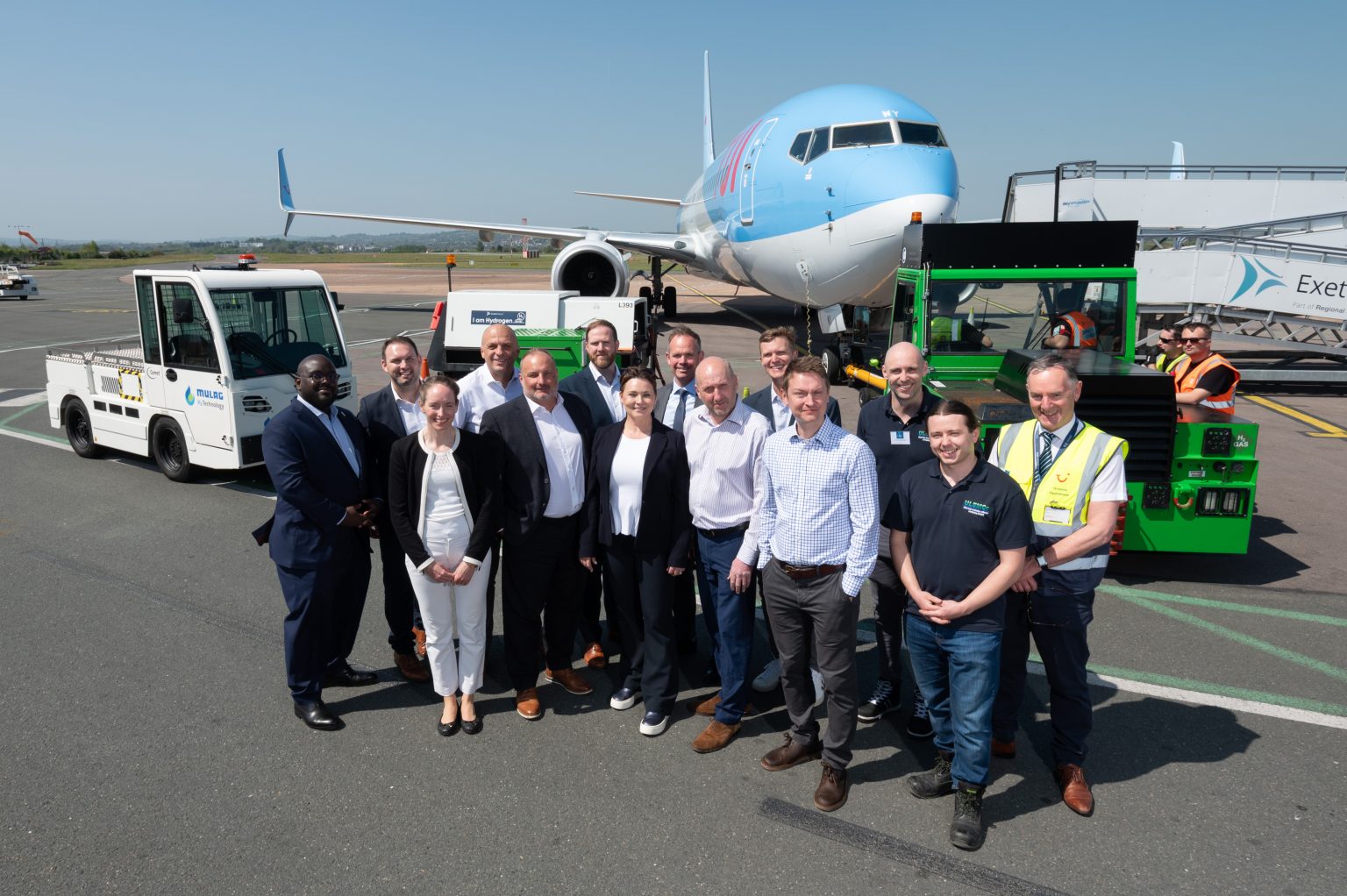 UK’s first hydrogen-powered live aircraft turnaround takes place at ...